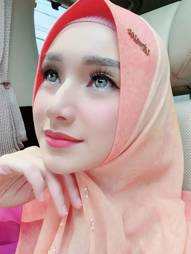 Biasa Natural, Ini 6 Potret Indri Giana Pakai Makeup Tebal yang Bikin Pangling - Hot Liputan6.com