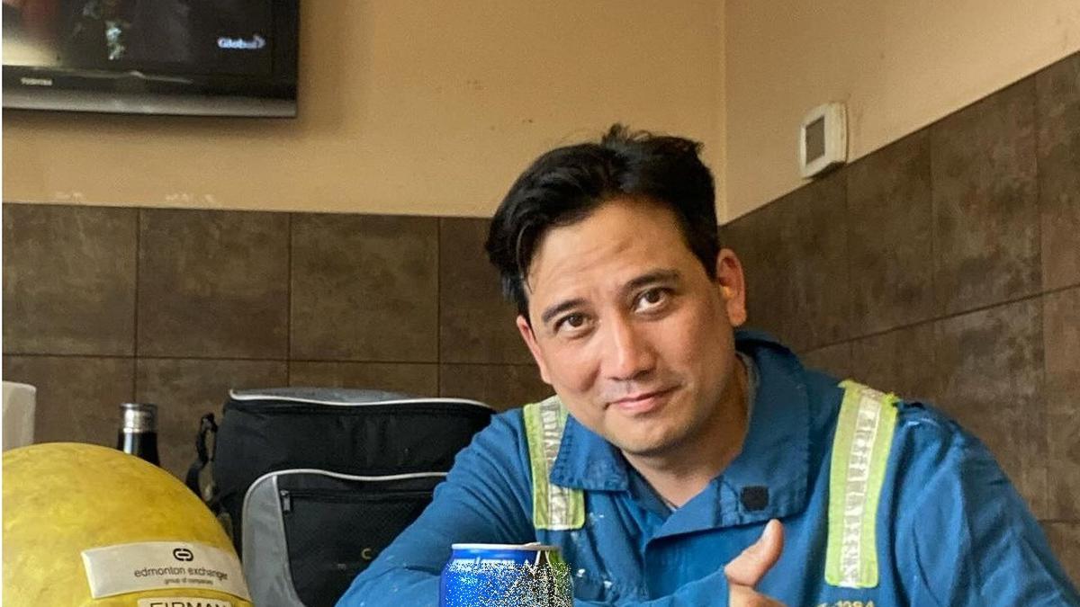 6 Potret Terbaru Tengku Firmansyah Jadi Tukang Besi di Kanada, Lengkap ...