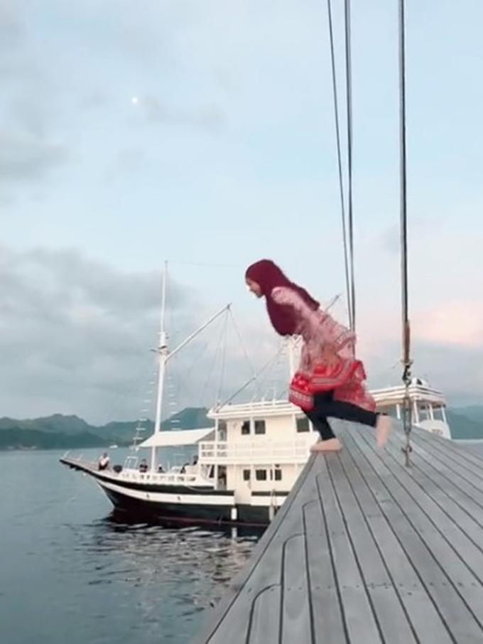 Berenang di Laut Ria Ricis Percaya Diri Pakai Gamis, Dapat Dukungan ...