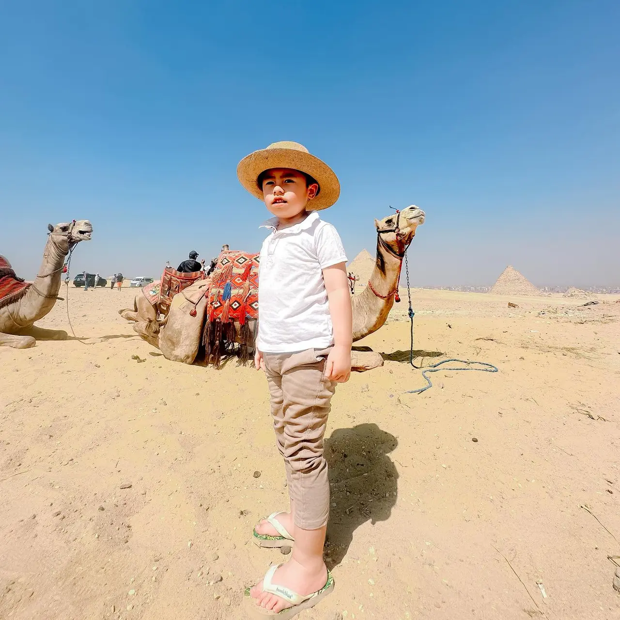 7 Potret Oki Setiana Dewi Perdana Ajak Buah Hati Liburan ke Piramida ...