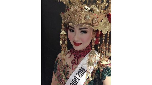 Berseteru dengan Nikita Mirzani, Ini 6 Potret Poppy Kelly Finalis Miss ...
