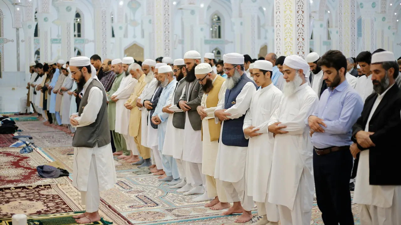 Tata Cara dan Niat Sholat Tarawih 11 Rakaat, Formasi 4-4-3 dan 2-2-2-2 ...