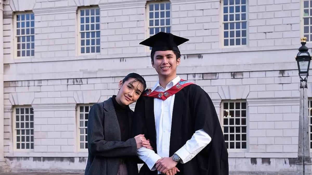 Potret Luna Shabrina Dampingi Pacar Wisuda, Ternyata Keturunan Bangsawan - Foto Liputan6.com