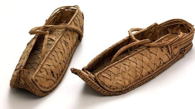 Jejak Sejarah Sepatu dari Zaman Batu hingga Era Modern, Terselip di ...