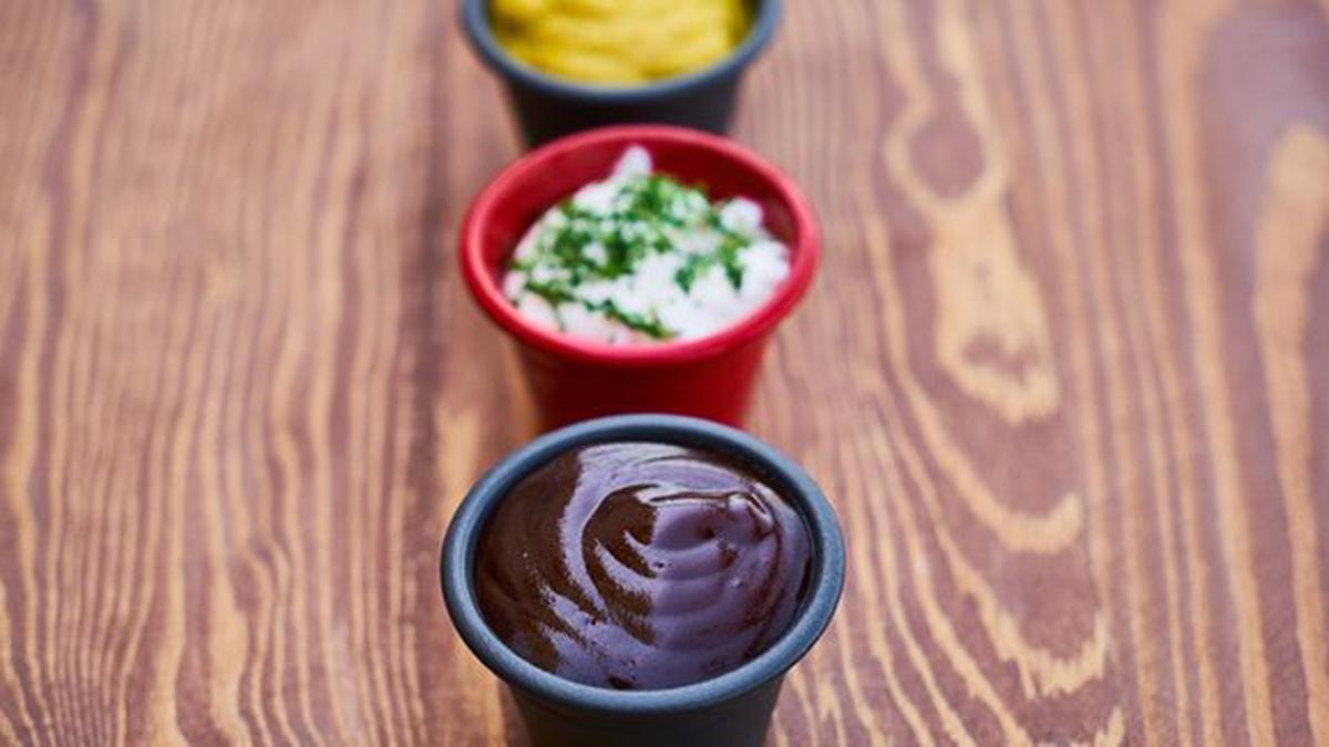 5 Jenis Saus dan Sirup yang Sebaiknya Selalu Disimpan di Kulkas