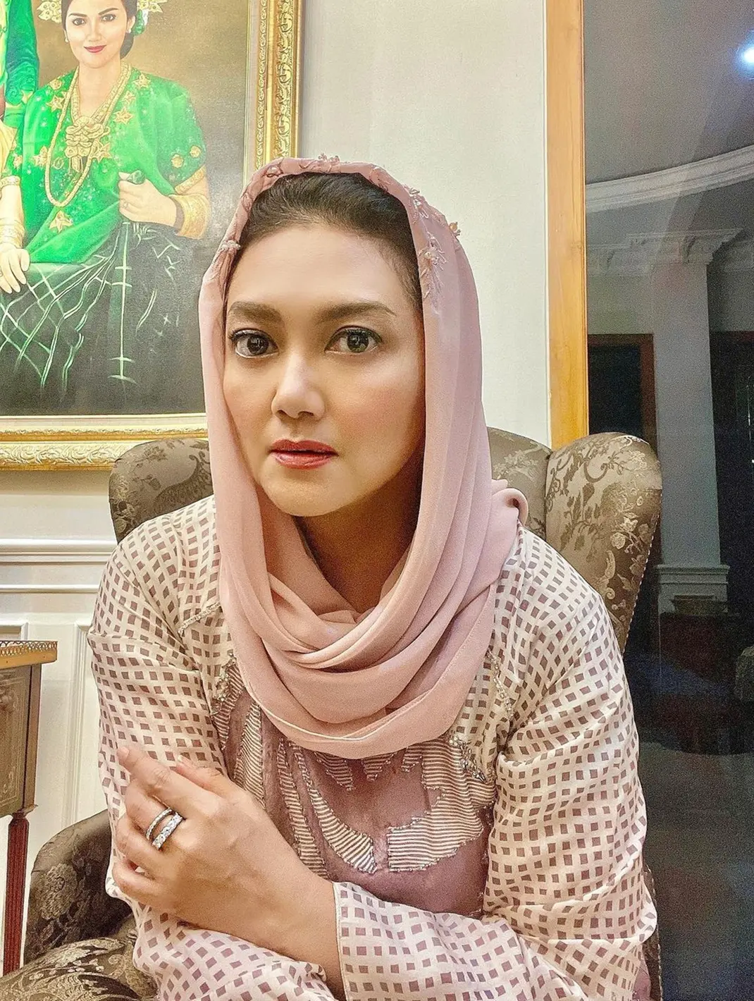 Mualaf, Ini Pesona Anggun Bella Saphira Kenakan Hijab - Foto Liputan6.com