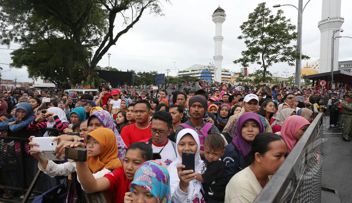 Antusias Warga Lihat Karnaval KAA - Foto Liputan6.com