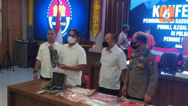 Kurir Sabu-Sabu Menyamar Jadi Polisi, Punya Lencana, Pistol, dan Atribut Lengkap - Regional ...