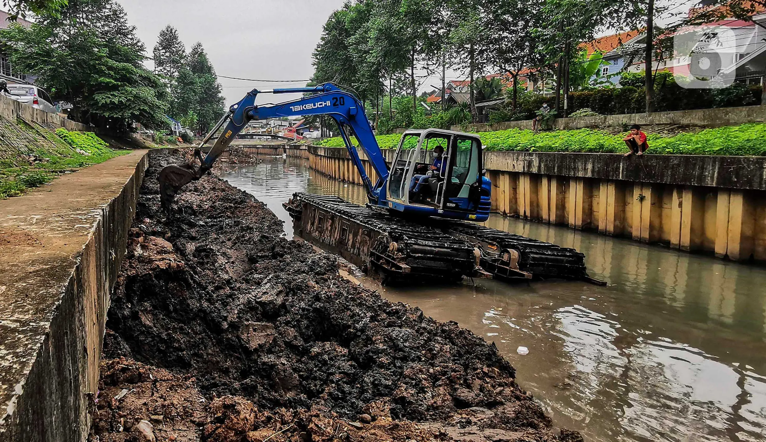 FOTO: Pengerukan Lumpur Aliran Kali Grogol untuk Antisipasi Banjir - Foto Liputan6.com