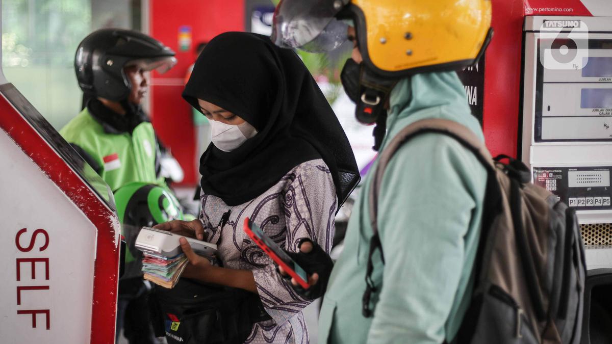 Peringati Hari Batik Nasional, Petugas SPBU ini Tampil Beda - Foto ...