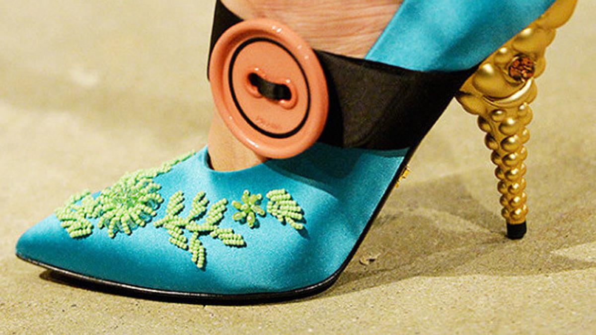 Ingin Kaki Terlihat Lebih Mewah, Pakai Sepatu dari Satin - Photo Fimela.com