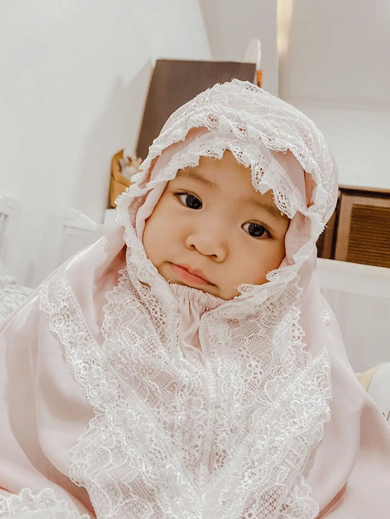 Bikin Gemas, Ini 6 Potret Putri Raditya Dika Pakai Bandana Hingga Hijab ...
