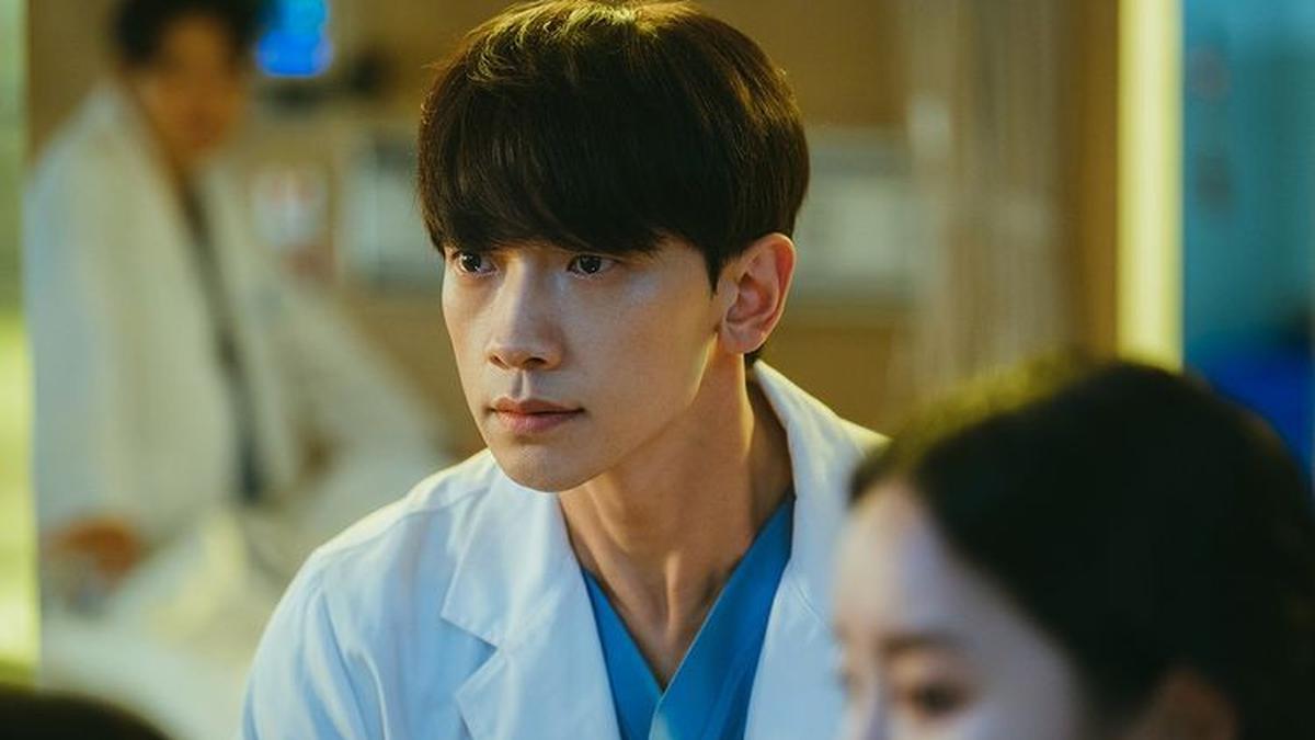 Sinopsis Drakor Ghost Doctor Tayang Jumat Pagi, Rain Perankan Dokter ...