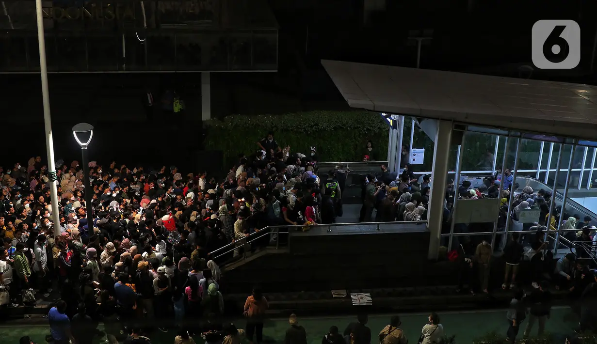 Calon Penumpang Mengular di Stasiun MRT Bundaran HI Selepas Perayaan ...