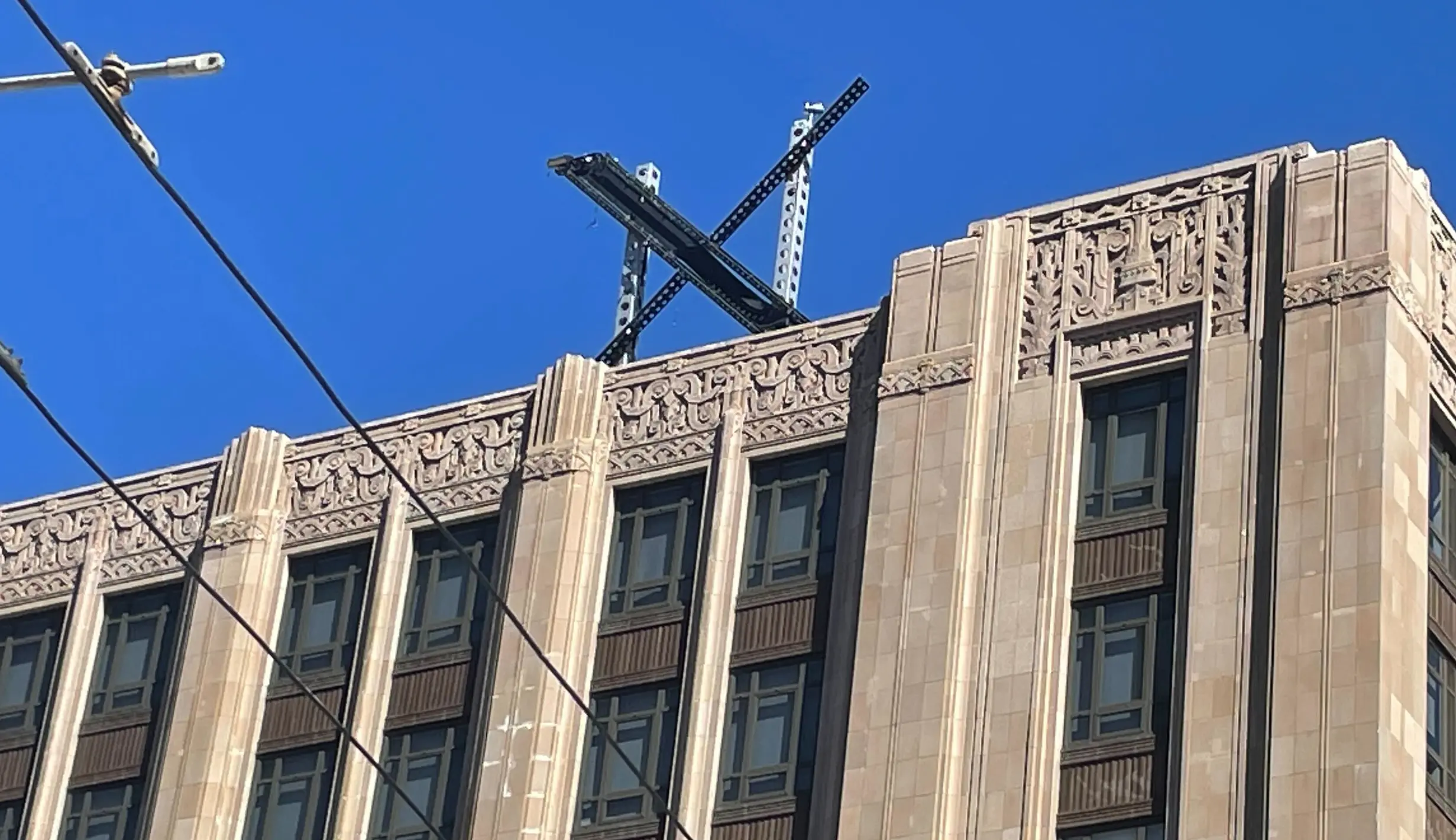 Logo X Raksasa Mulai Hiasi Atas Gedung Markas Twitter di San Francisco ...