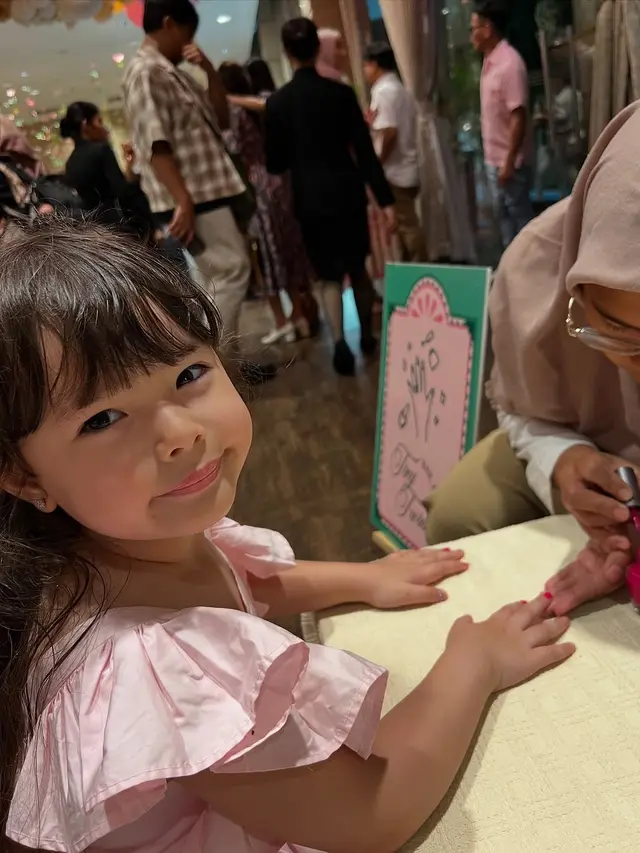 6 Potret Asmirandah Hadiri Pesta Ultah Anak Jessica Mila, Kompak Bareng Chloe - Hot Liputan6.com