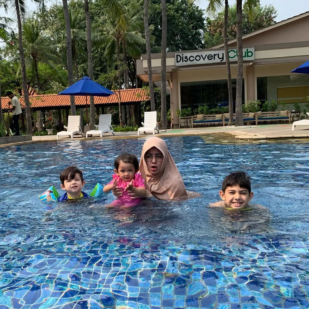 6 Momen Risty Tagor Saat Mengurus Tiga Anaknya, Penuh Perjuangan - Hot ...