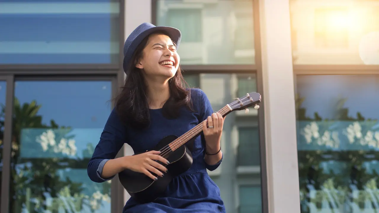 3 Cara Menyetel Gitar Ukulele Untuk Pemula, Belajar Musik dengan Mudah ...