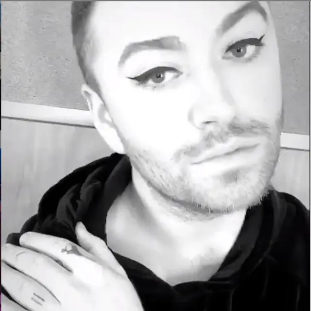 Pakai Eyeliner, Sam Smith Dipuji Lebih Kece dari Ariana Grande ...