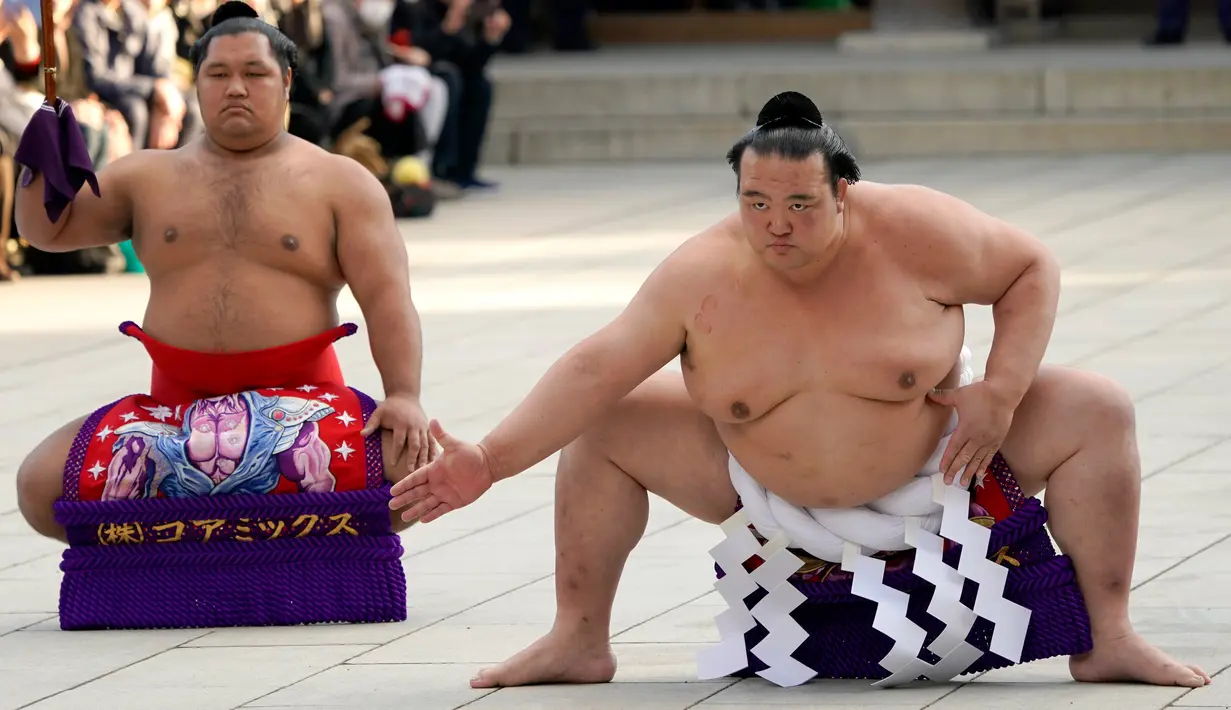 FOTO: Mengentak Kaki, Ritual Sumo Jepang Sambut Tahun Baru - Foto ...