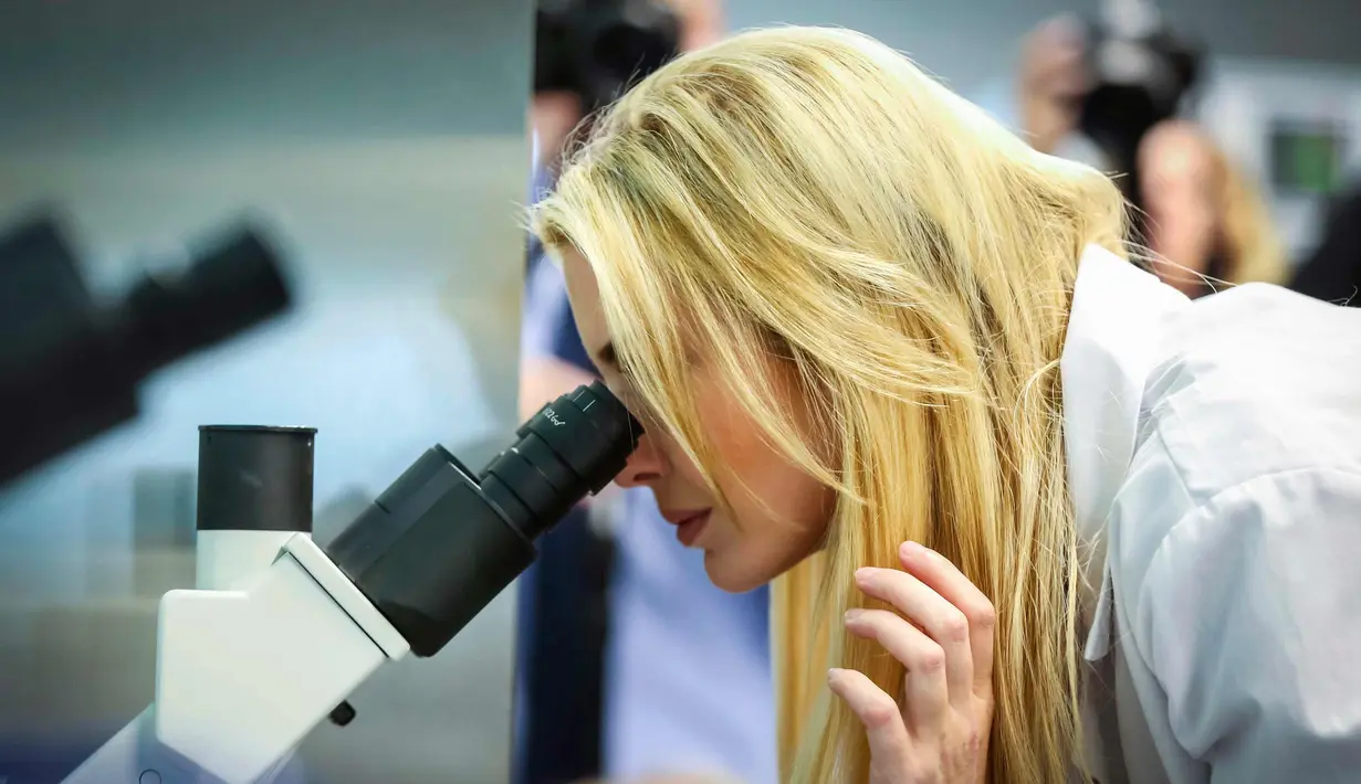 FOTO: Penampilan Cantik Ivanka Trump di Laboratorium - Foto Liputan6.com
