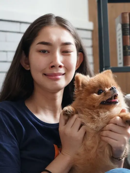 FOTO: Gaya Devina Aureel saat Bermain Bersama Anjing, Curi Perhatian - Foto Liputan6.com