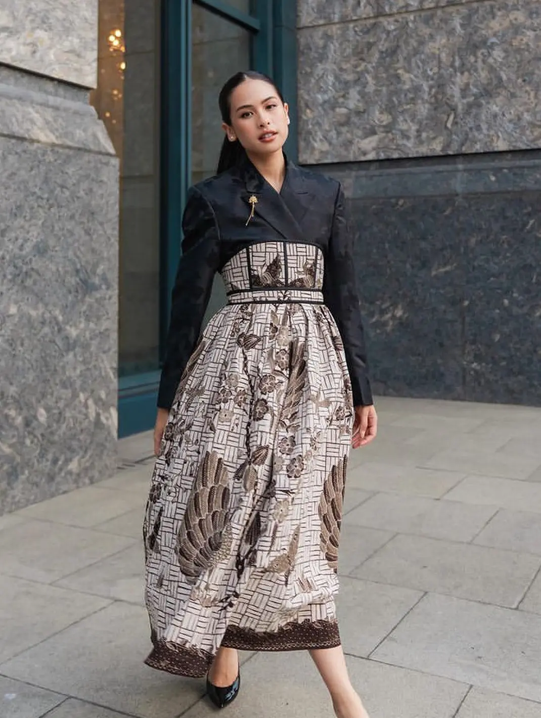 10 Inspirasi Mix and Match Batik untuk Acara Wisuda, dari Putri Ariani ...