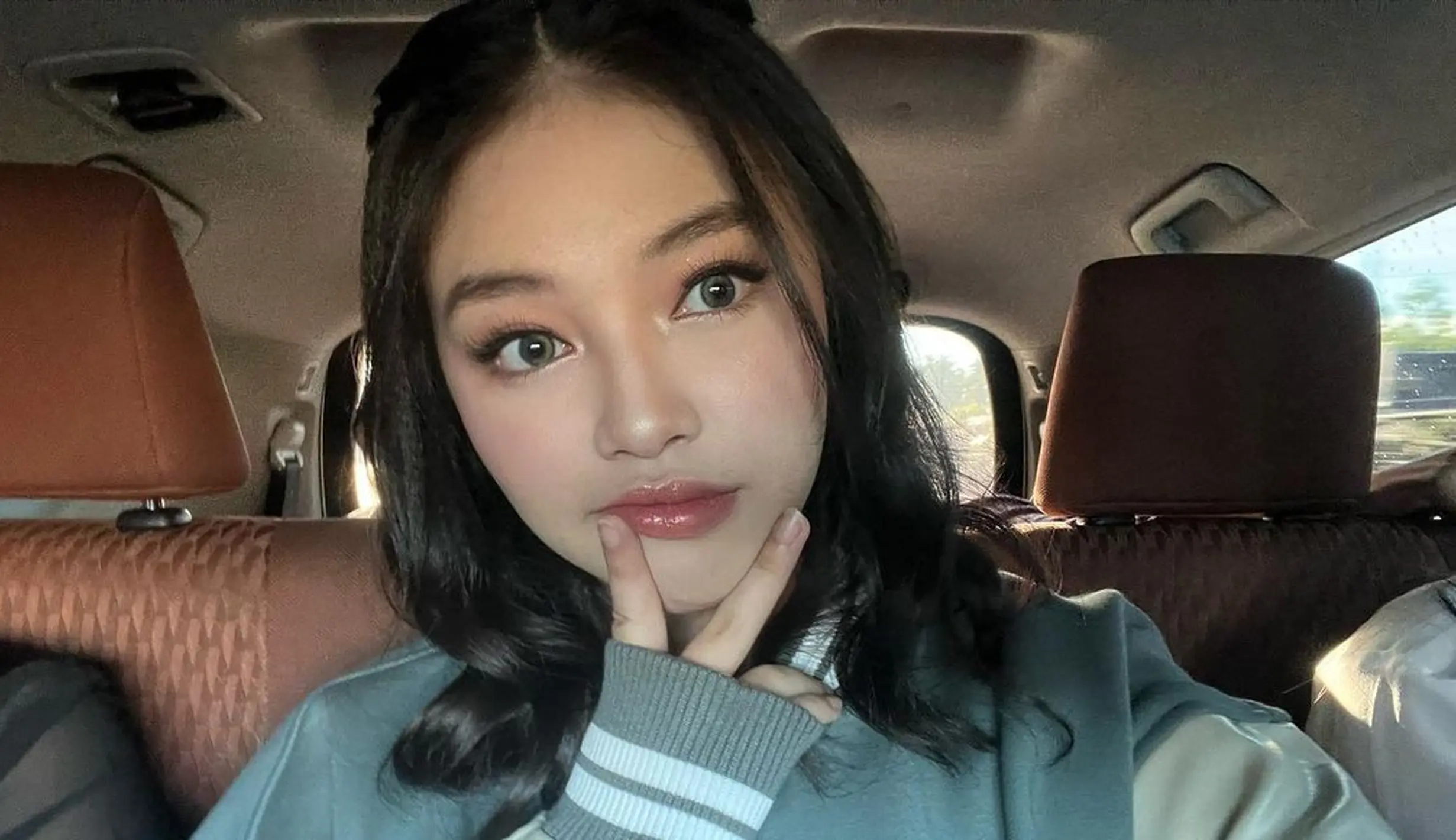 Gaya Selfie Menawan Ala Anneth Delliecia, yang Berhasil Memikat Betrand ...