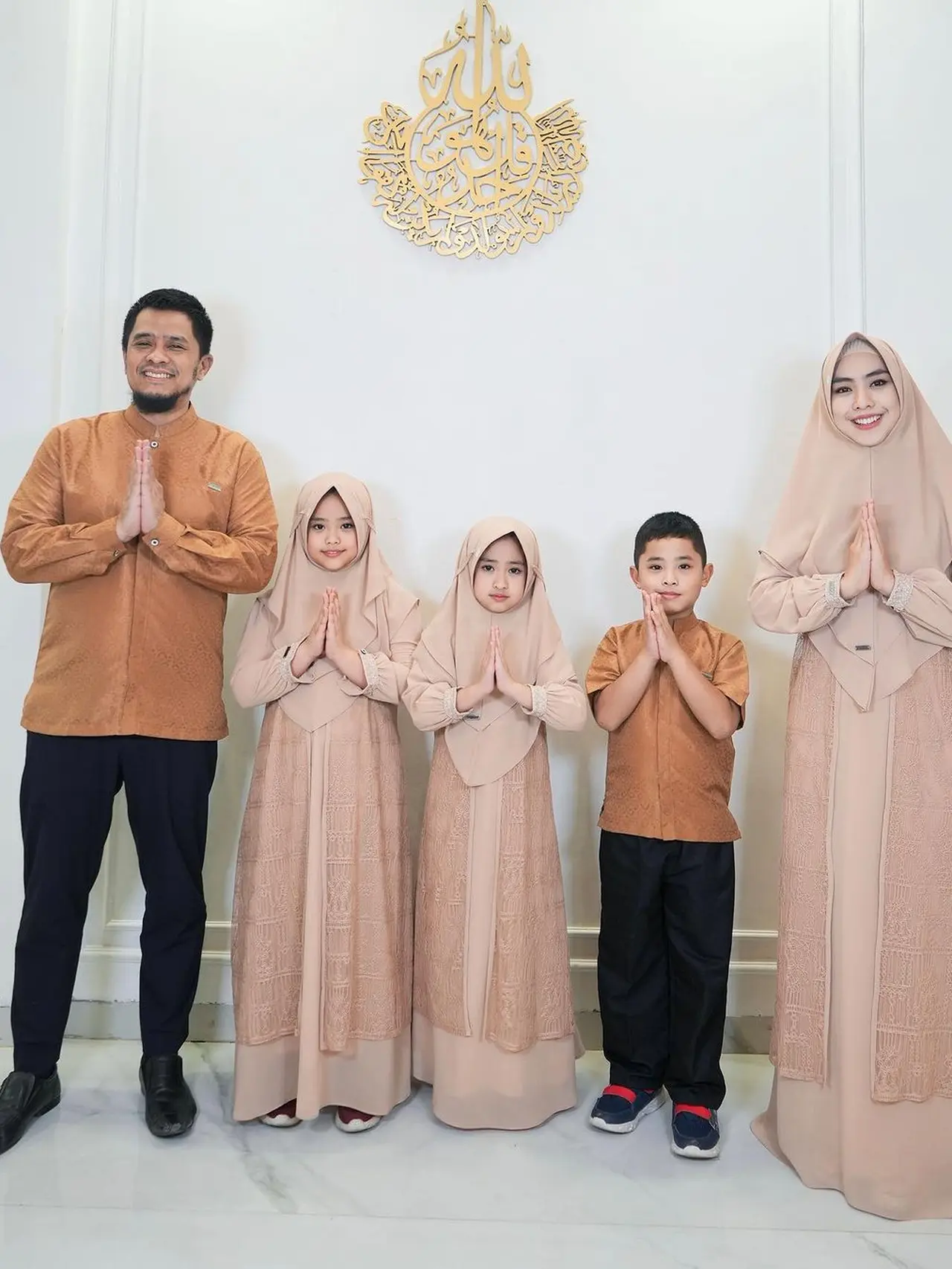8 Potret Oki Setiana Dewi dan Keluarga Pakai Baju Kembar, Inspirasi Lebaran - Hot Liputan6.com