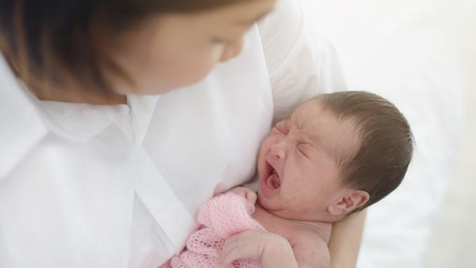 7 Penyebab Bayi Menangis Tengah Malam dan Cara Mengatasinya - Parenting ...