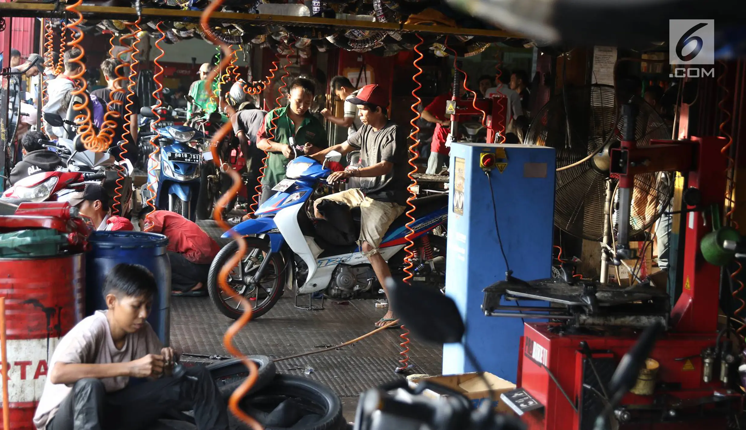 Bengkel Motor Kebanjiran Order - Foto Liputan6.com