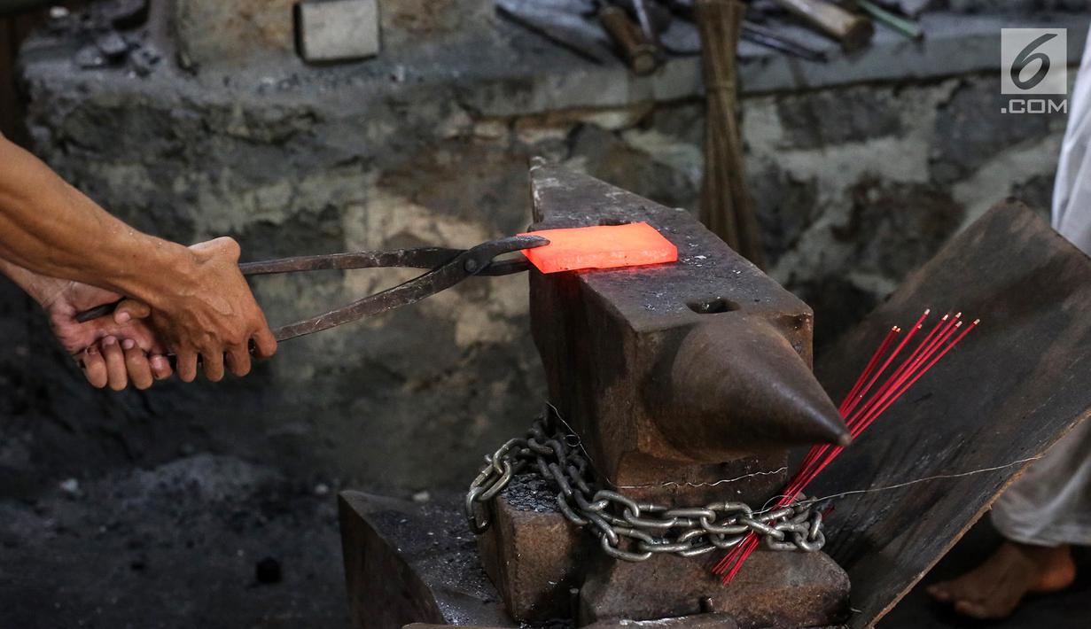 FOTO: Cara Empu dan Panjak Membuat Keris di Banyumas - Foto Liputan6.com