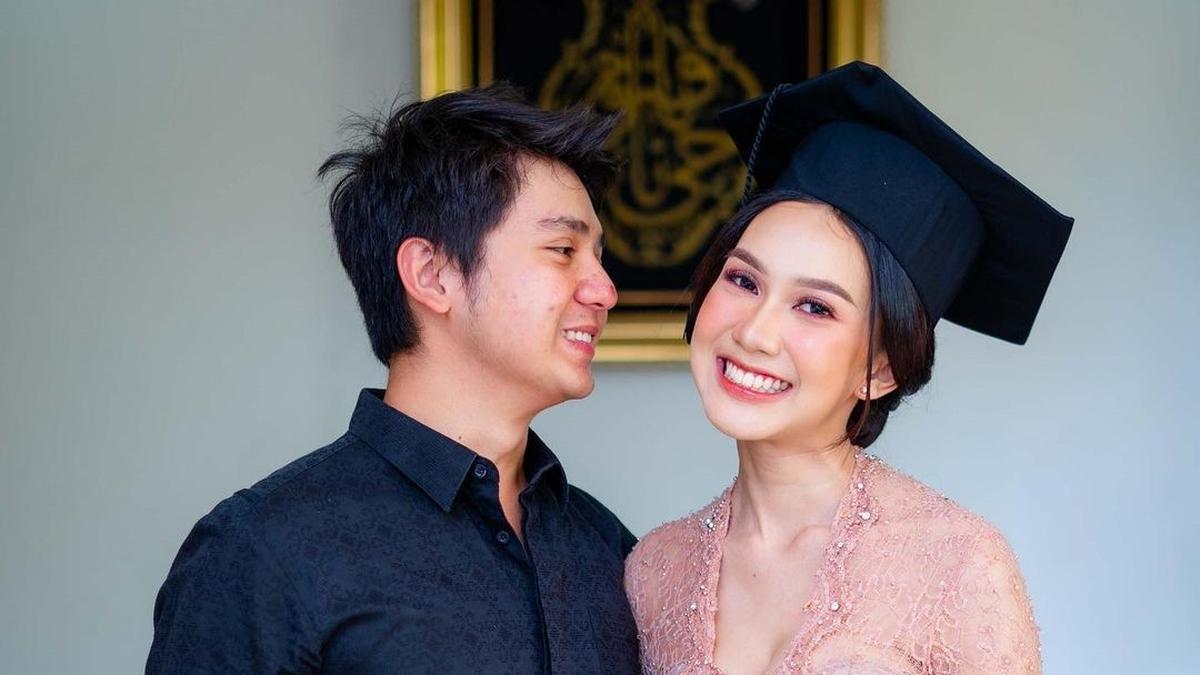 Ditemani Kekasih, Pesona Raissa Ramadhani Saat Wisuda Ini Curi ...