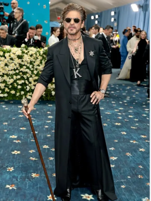 Potret Shah Rukh Khan Debut di Met Gala 2025, Melenggang dengan Kalung Berliontin Huruf K Jumbo ...