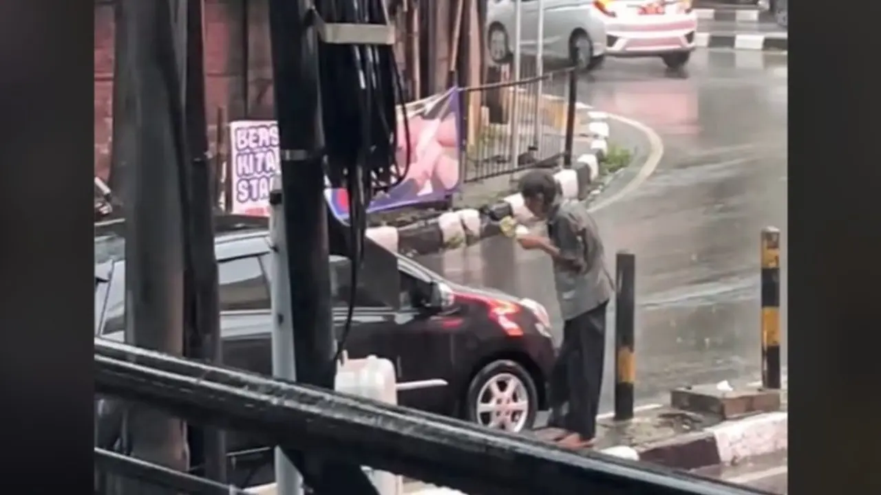 Video Viral Bapak Tua Bersihkan Mobil di Lampu Merah Saat Hujan Bikin ...