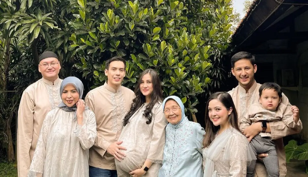 6 Gaya Kompak Tasya Kamila dan Ibu Mertua dari Outfit Hadir Wisuda hingga Lebaran - Photo Fimela.com