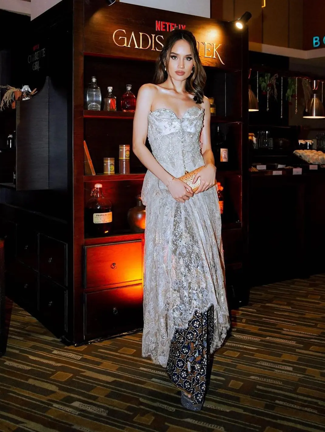 6 Gaya Elegan Cinta Laura Hadiri Gala Premiere Gadis Kretek, Padukan ...