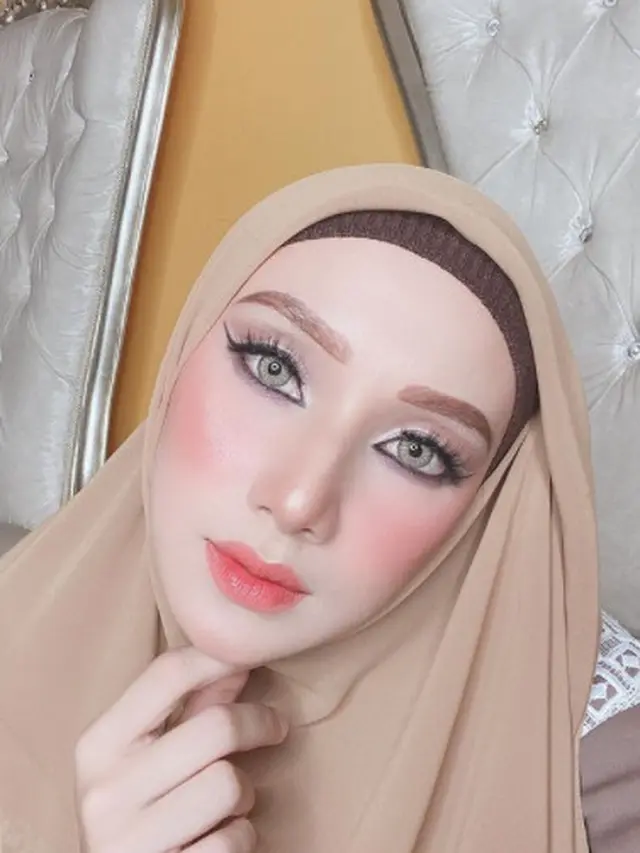 Biasa Natural, Ini 6 Potret Indri Giana Pakai Makeup Tebal yang Bikin Pangling - Hot Liputan6.com