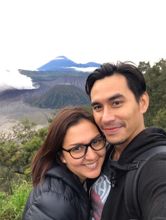 Kisah Cinta Donna Agnesia dan Darius Sinathrya dari Presenter Olahraga ...
