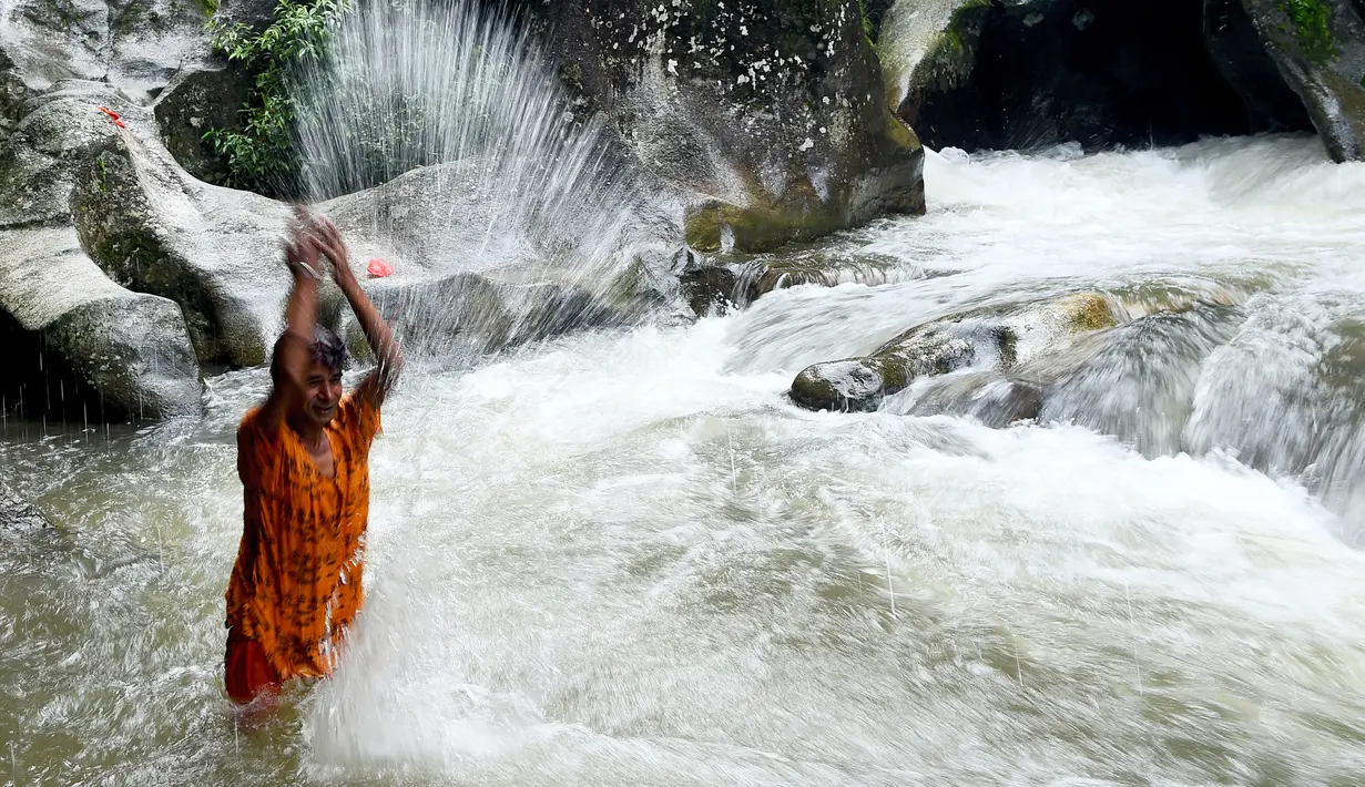PHOTO: Umat Hindu Nepal Mandi untuk Perayaan Bulan Suci Shravan - Foto ...
