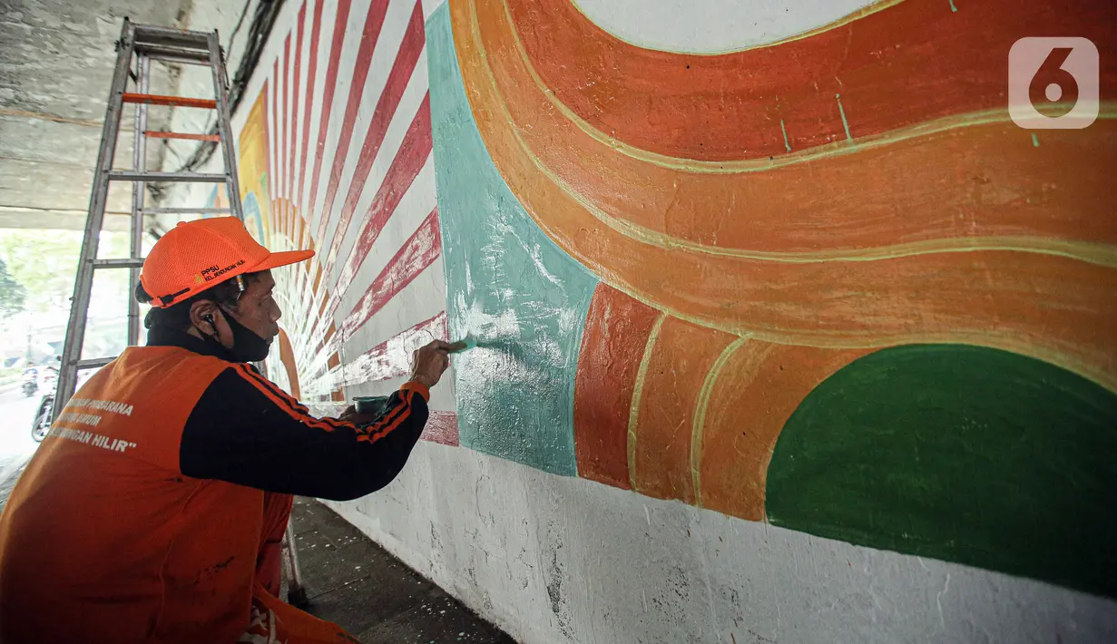 Petugas PPSU Buat Mural Percantik Kolong Semanggi - Foto Liputan6.com