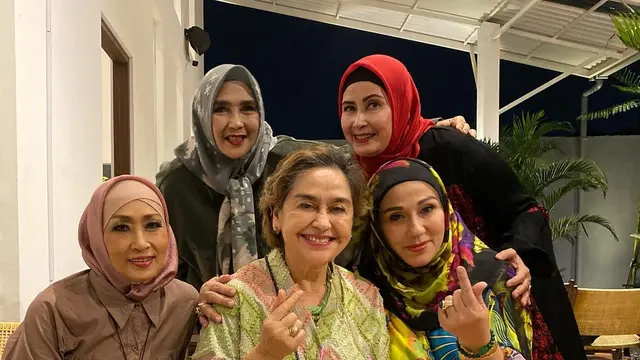 6 Potret Perayaan Ulang Tahun Camelia Malik ke-67, Dihadiri Artis ...