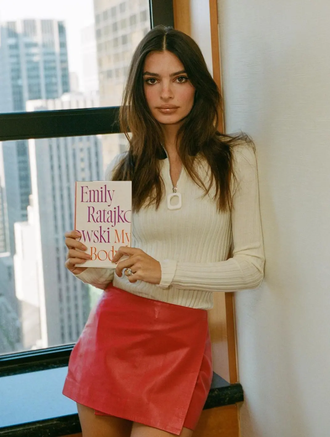 Potret Emily Ratajkowski, Model yang Dikabarkan Kencan dengan Pete ...
