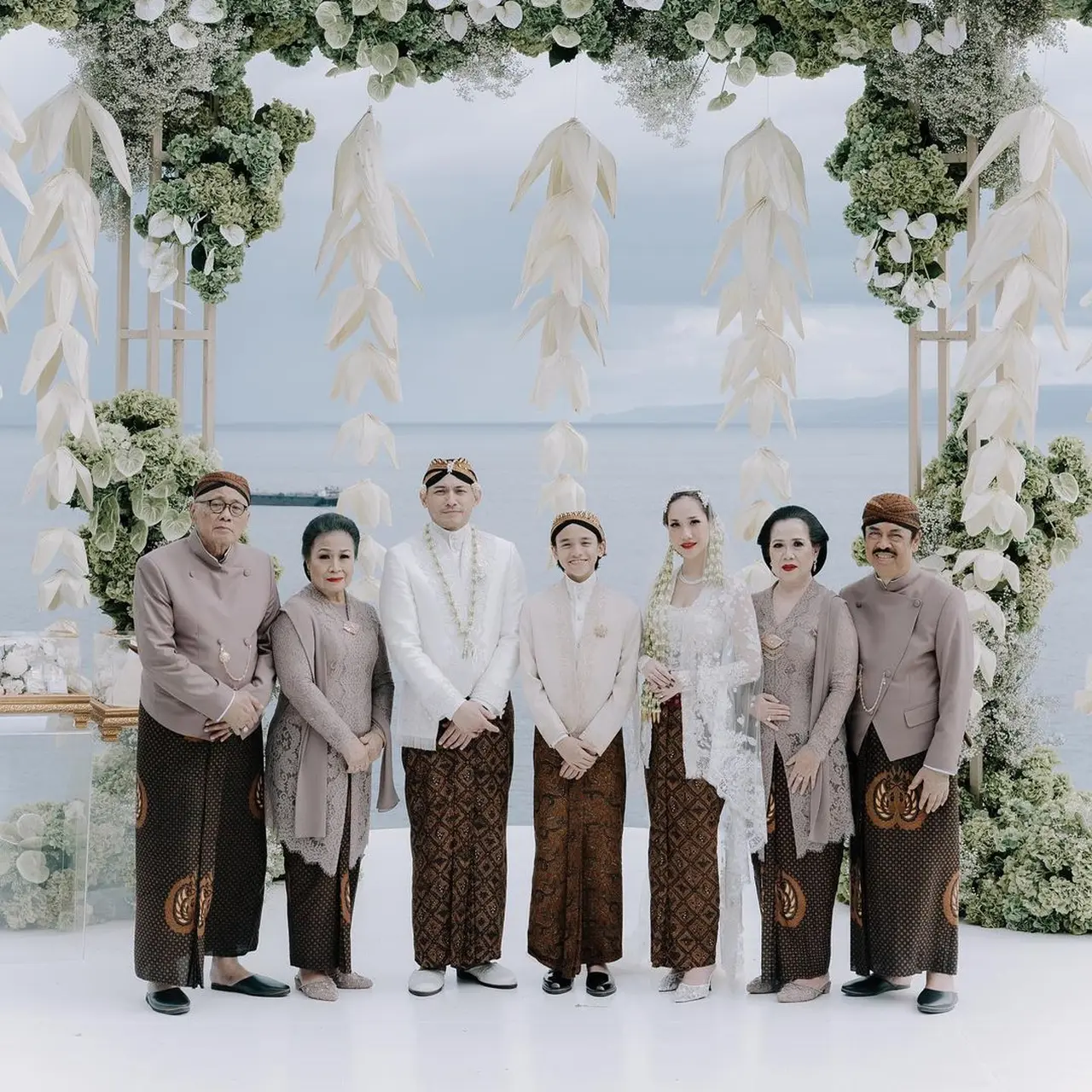 6 Potret BCL dan Tiko Bareng Keluarga Besar, Makin Lengkap karena The Sinclair - Hot Liputan6.com