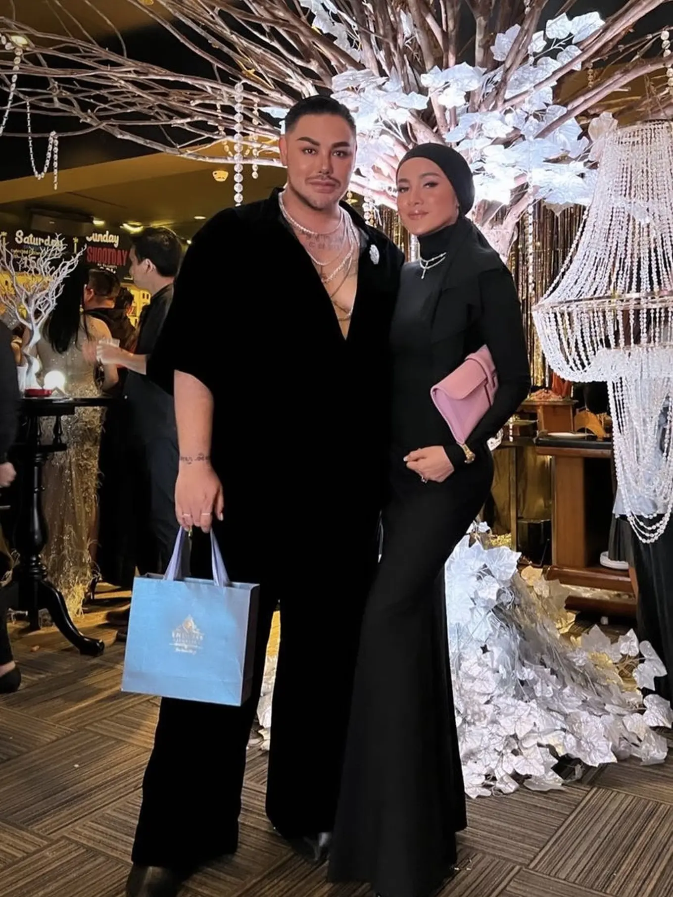 6 Busana Glamor Para Artis Hadir di Pesta Ulang Tahun Ivan Gunawan ...