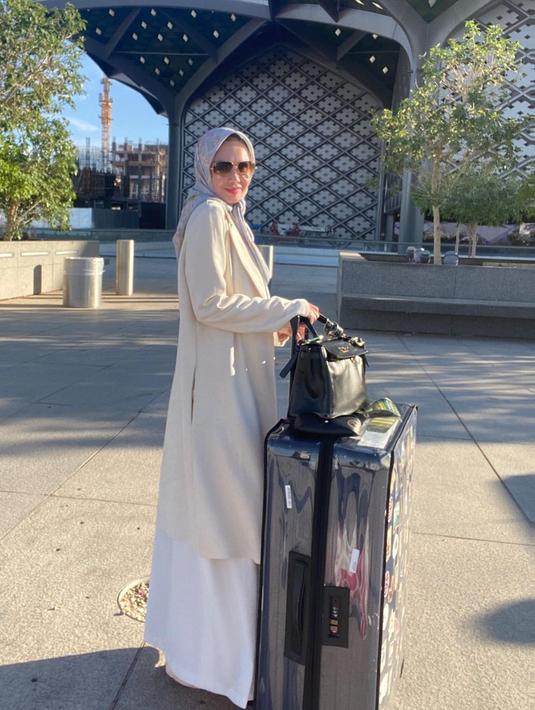 10 Potret Yuni Shara Tampil Berhijab Saat Umrah, Bikin Pangling - Photo Fimela.com
