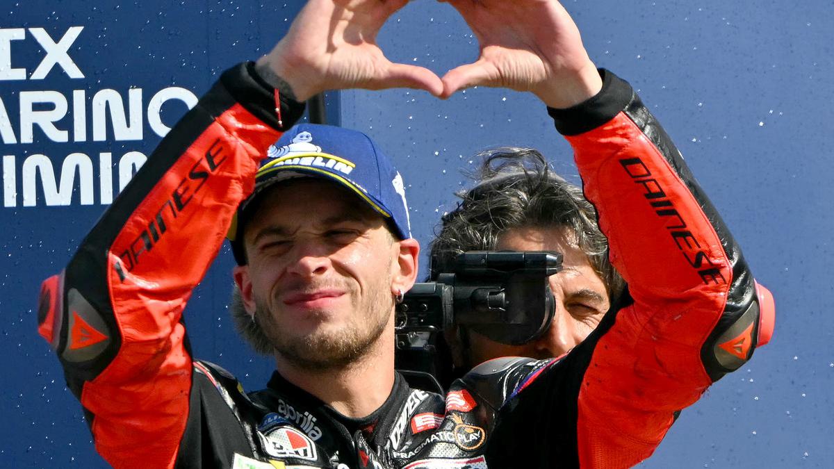 Hasil Sprint Race MotoGP Mandalika 2025: Drama Lap Terakhir! Marco Bezzecchi Kalahkan Fermin ...