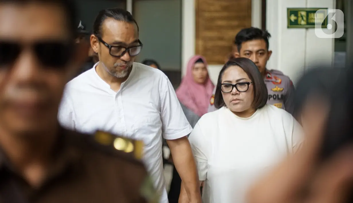 FOTO: Pelawak Nunung dan Suaminya Dituntut 1,5 Tahun Penjara - Foto ...
