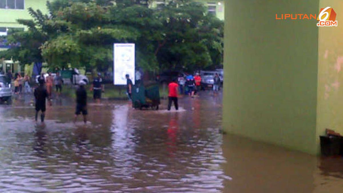 Banjir Genangi Jalan Depan RSUD Bekasi, Lalu Lintas Lumpuh Total - News Liputan6.com