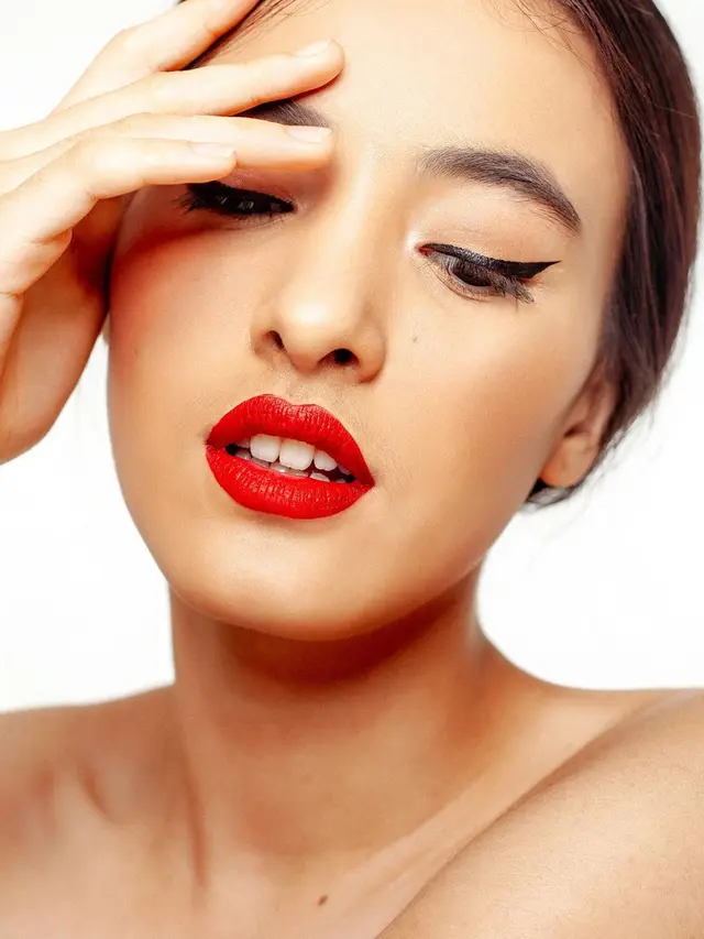 Biasa Tampil Natural, Ini 6 Potret Mawar De Jongh dengan Makeup Tebal ...